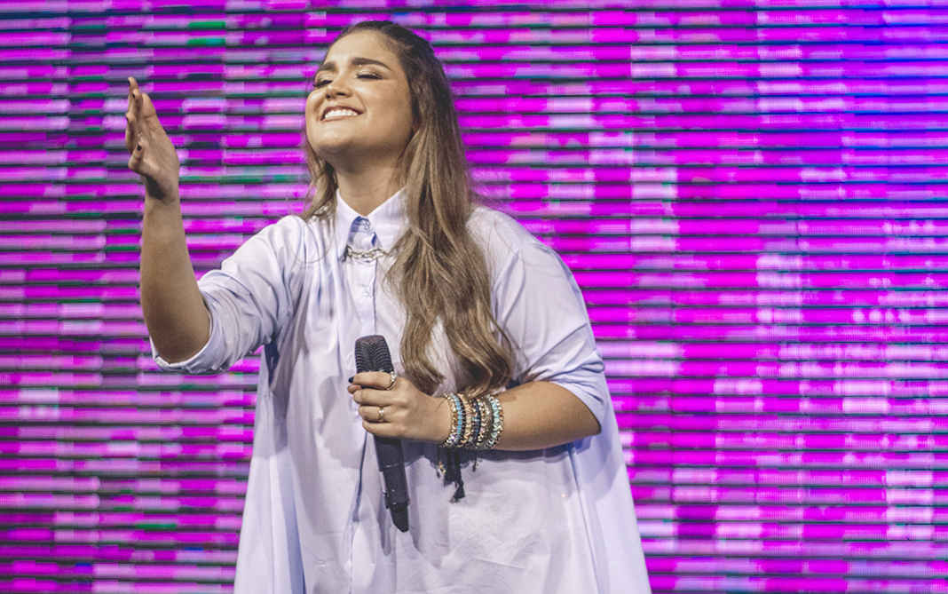 Isa Ribeiro faz uma declaração a grandeza de Deus em música