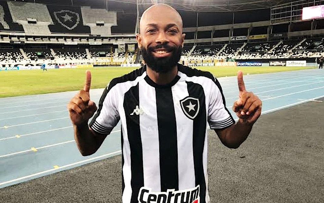 'Deus sabe a minha alegria', diz Chay após renovar com Botafogo