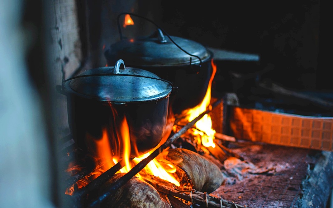 Fogão a lenha vira hit com alta do gás