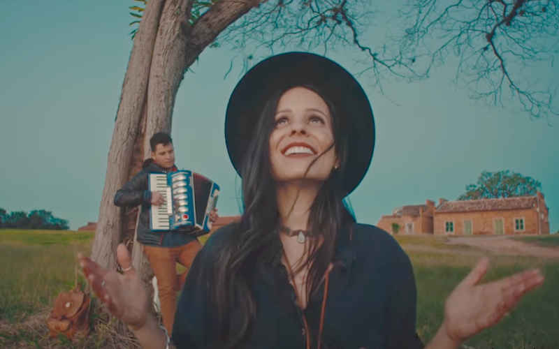 Marcela Taís canta "Botas Velhas"