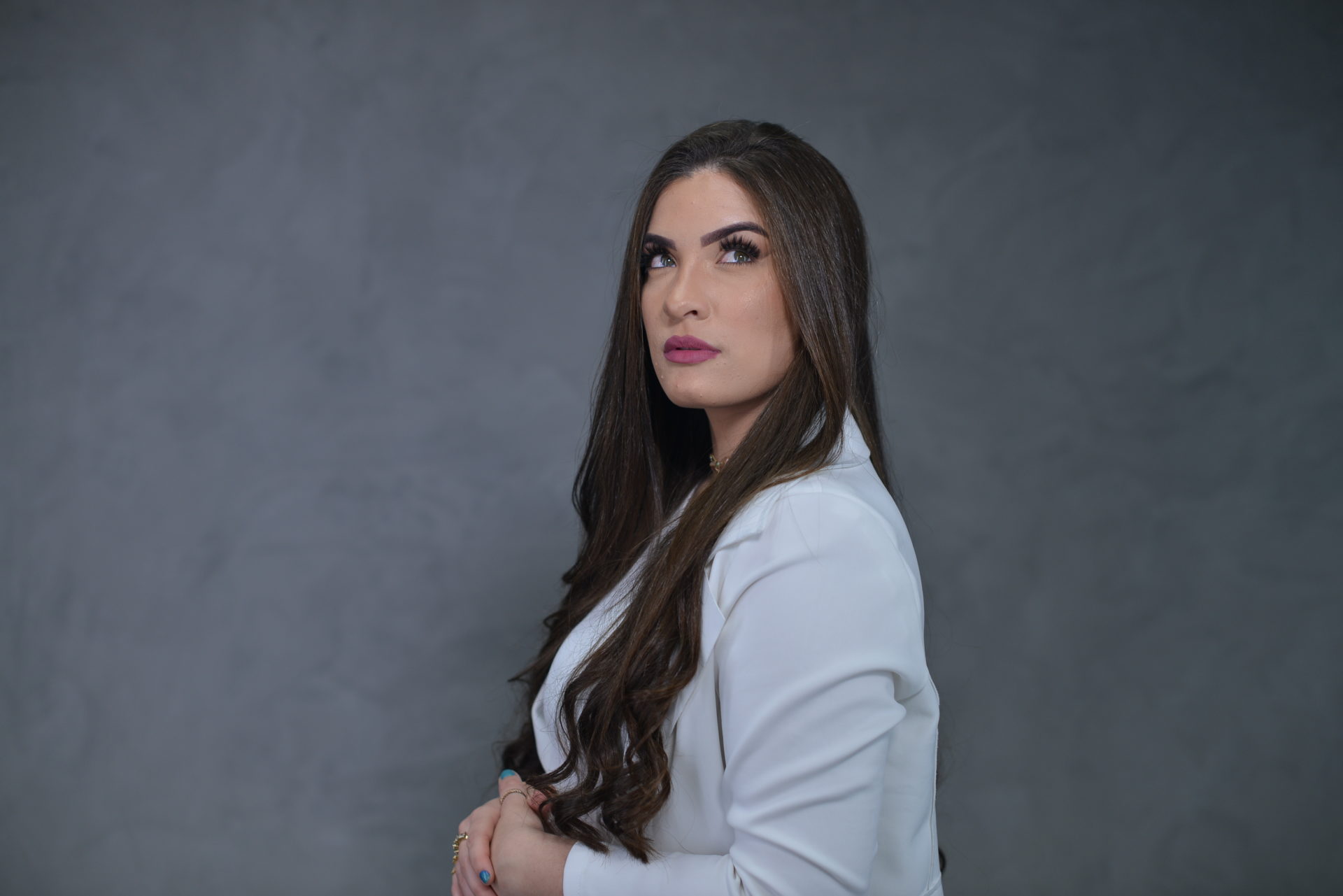 Isabelle Dias adora ao Senhor com "Lavar Teus Pés"