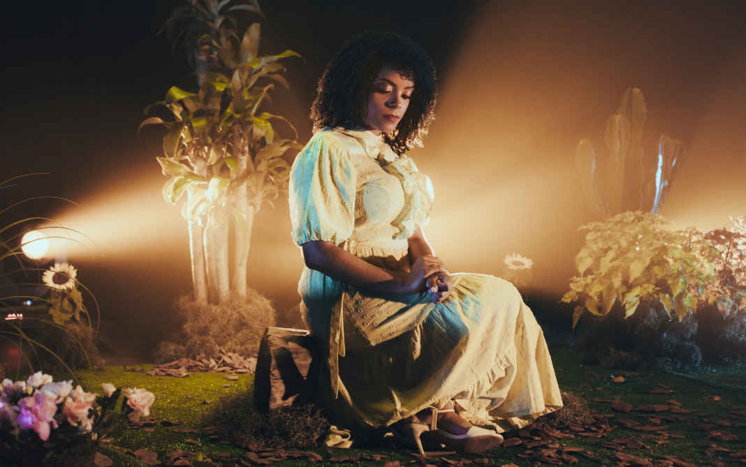 Kemilly Santos canta uma mensagem de Deus para a sua vida