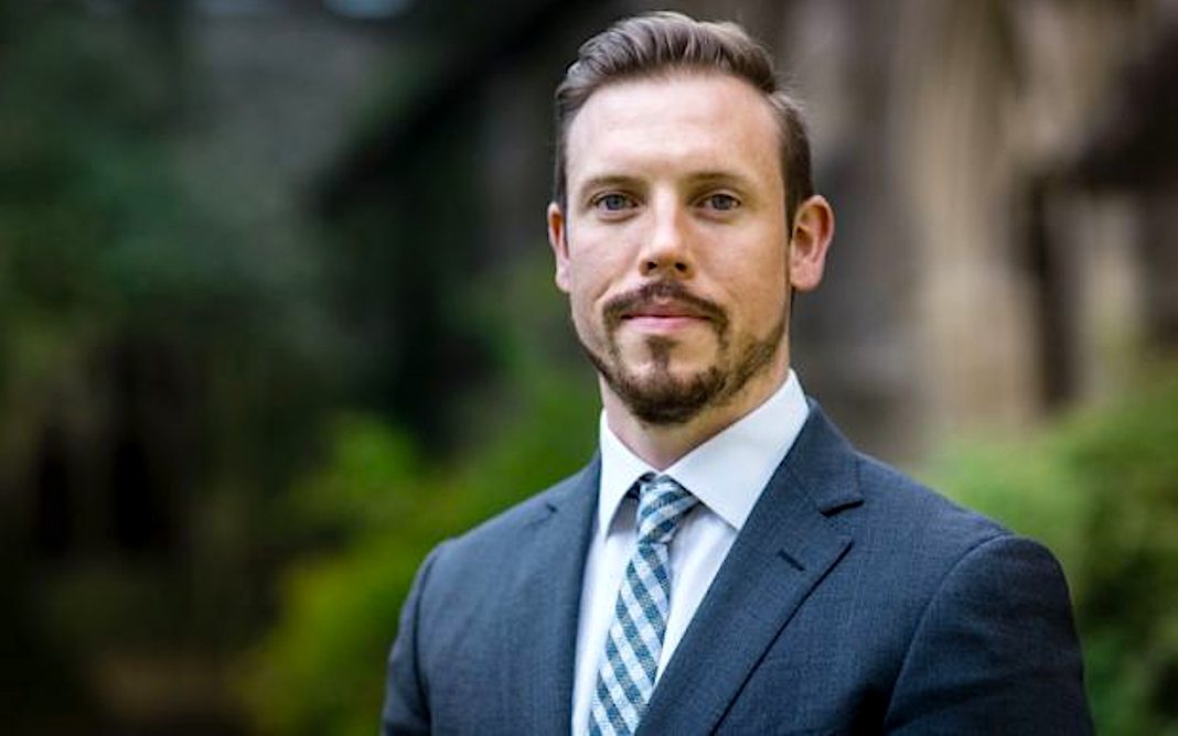 Professor da University College London lança livro sobre corrupção