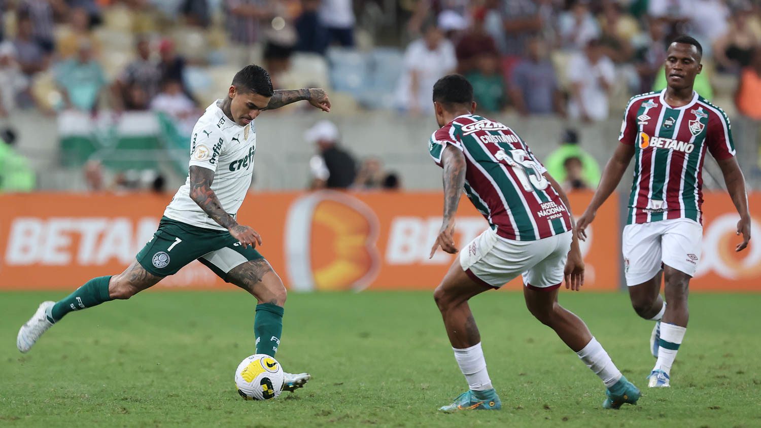 Palmeiras sai na frente com golaço, mas Flu empata em casa
