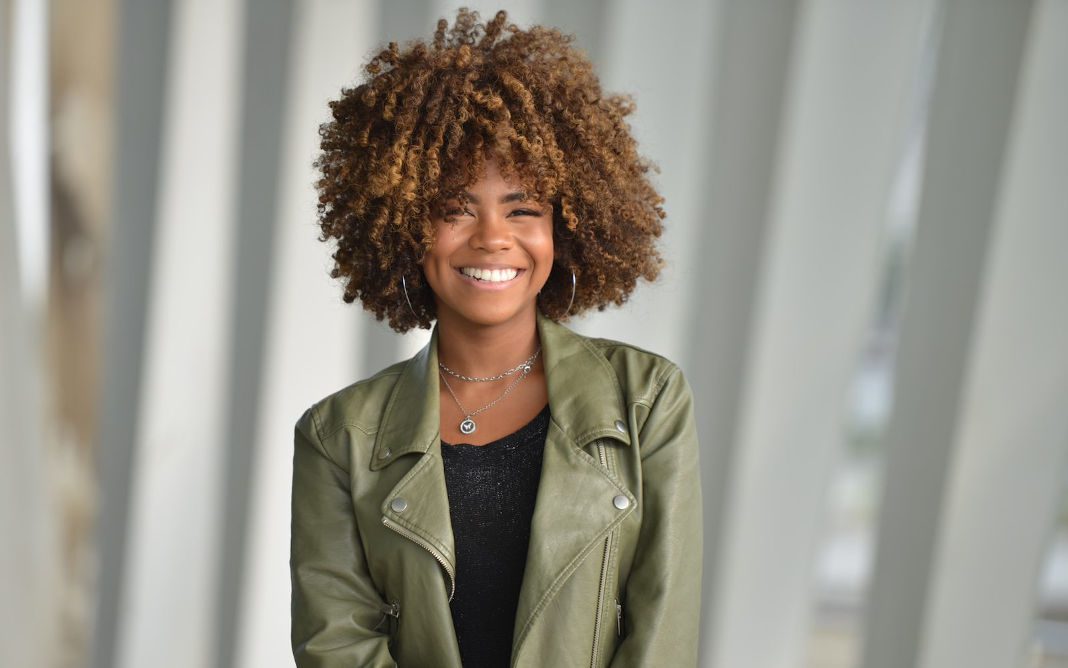 Emily Cristiny apresenta o novo single "Quero Voar"