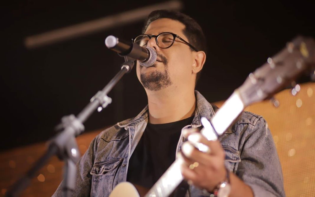 Fred Arrais canta o perdão em "A Voz", pela Sony Music Gospel