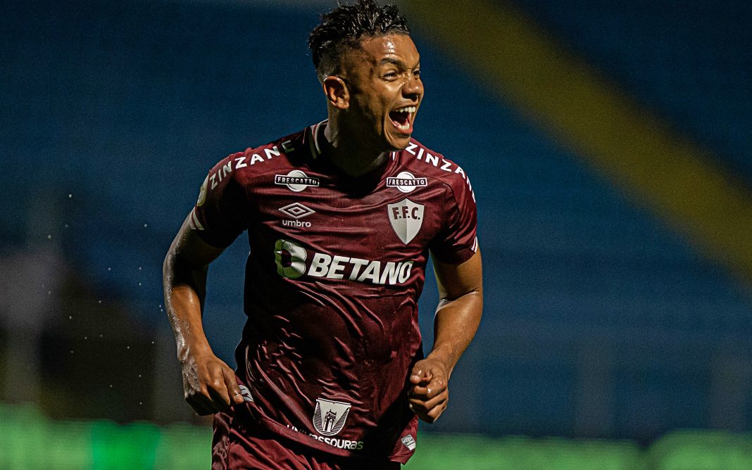 Fluminense renova com zagueiro David Braz até junho de 2024