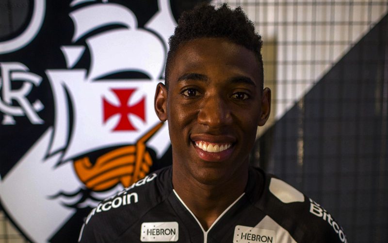 Vasco oficializa contratação do zagueiro Léo, ex-São Paul...
