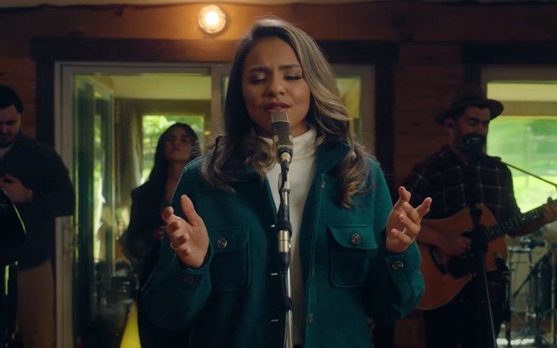 Assista Tua Presença Novo Clipe De Julia Vitória