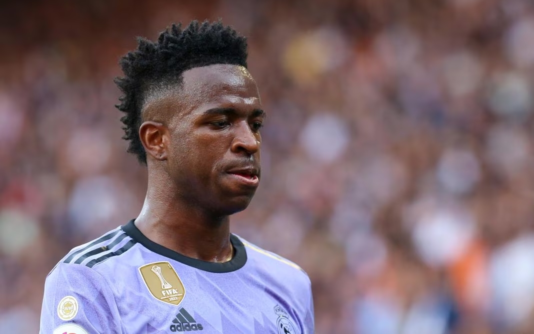 Ataque a Vini Jr. lembra a brutalidade do racismo no esporte