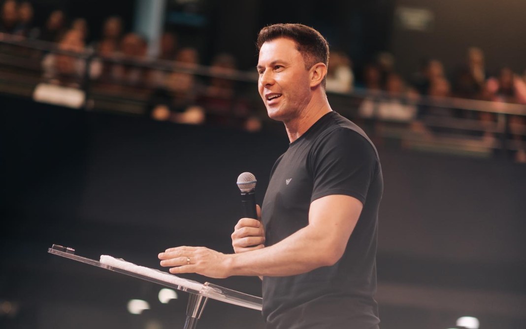 Junior Rostirola, autor do devocional mais lido do Brasil, fala sobre ...