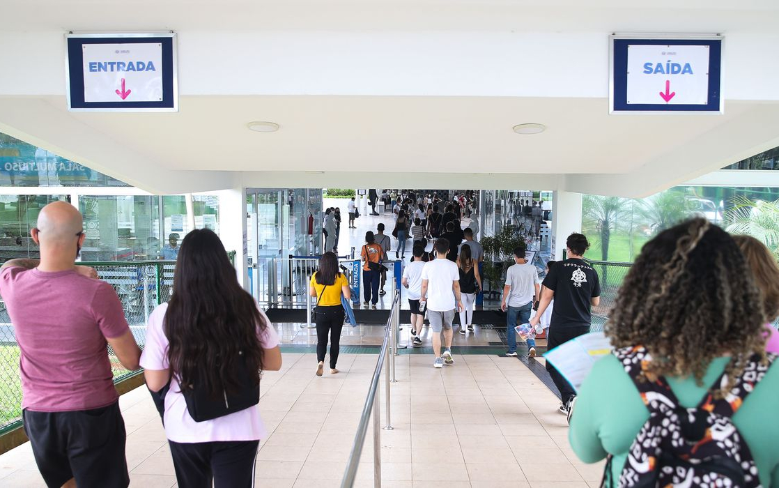 Reajustes das mensalidades deixam estudantes sem opção