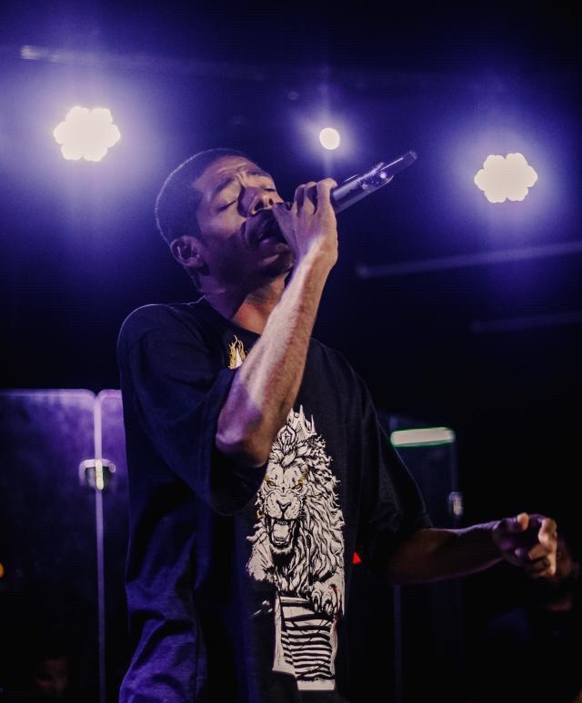 Adlin Rodrigues: o cantor conhecido por narrar histórias com música