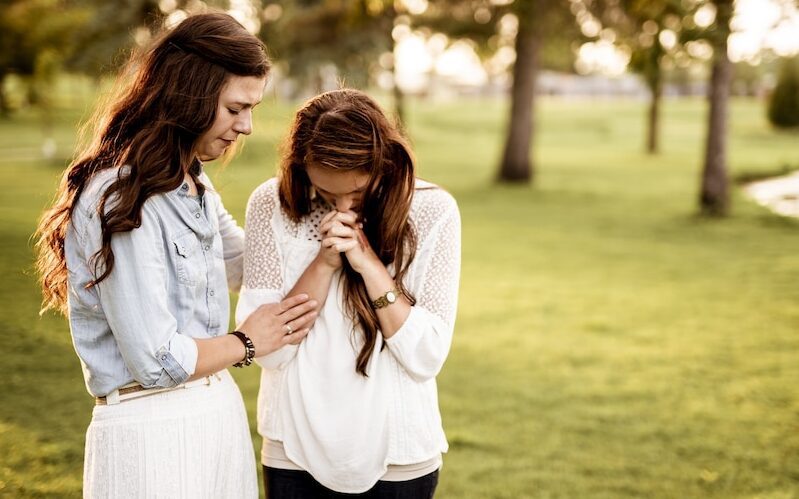 Intercessão: orar por alguém é abençoar a própria vida