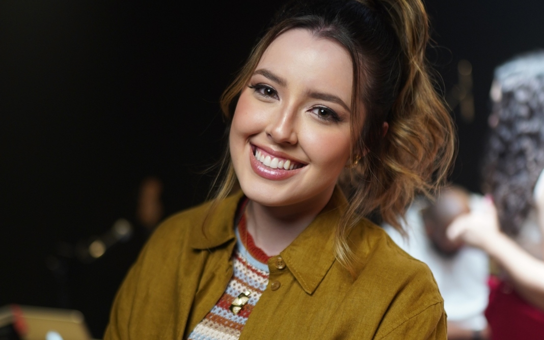 "Espere" é a nova música autoral de Esther Marcos