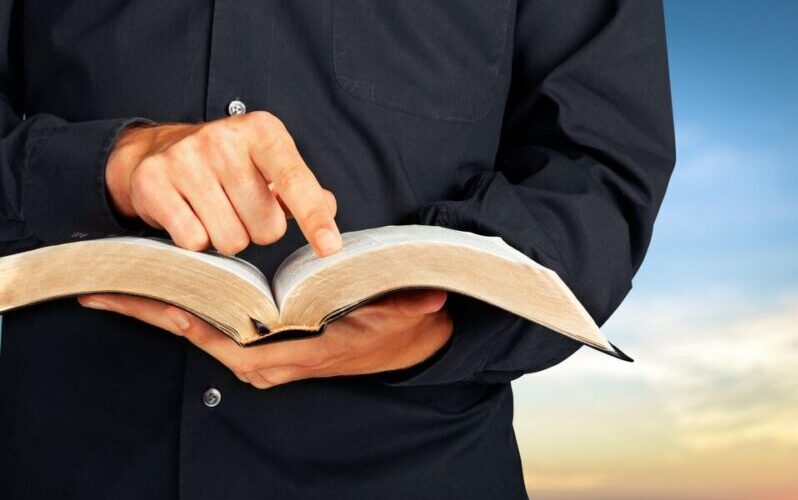 Teólogo: profissão que vai além da igreja