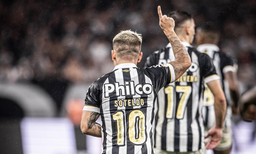 Soteldo celebra ano bom com a Venezuela e volta para 'salvar' o Santos