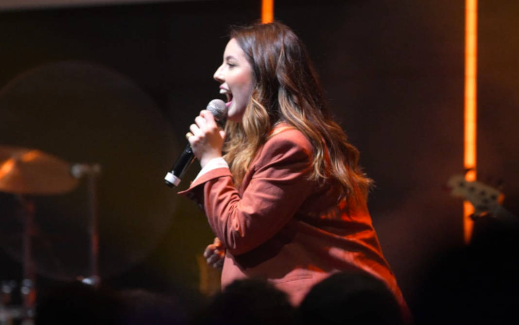 Esther Marcos lança single e projeto "Ao Vivo na Igreja"