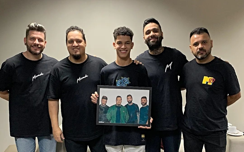 Jovem desenhista homenageia famosos da música gospel
