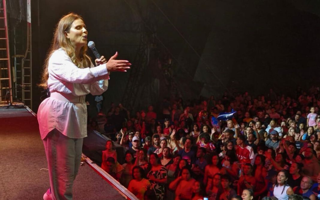Aline Barros canta sucessos da carreira em noite de adoração no ES