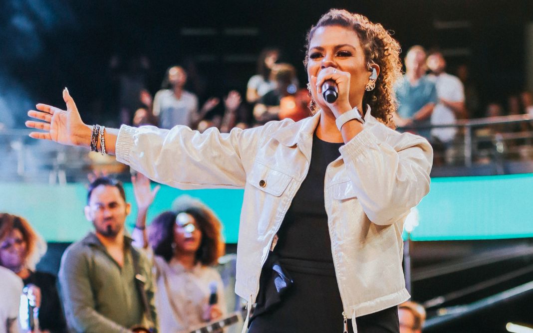 Nívea Soares apresenta "Hosana"