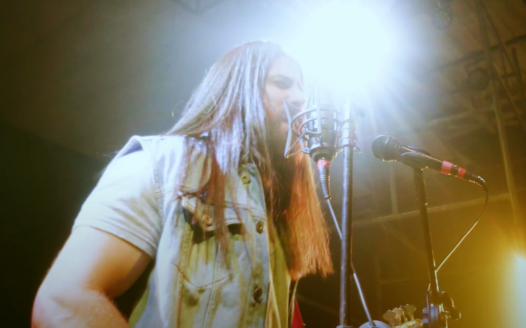 Geisson Augusto lança "John" e aposta no rock gospel