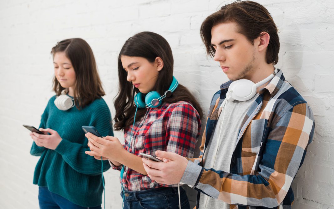 Vício em internet pode causar alterações no cérebro de adolescentes ...