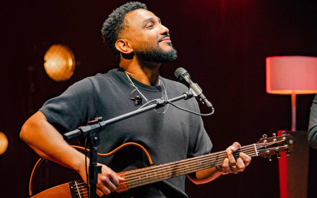 Eli Soares leva a turnê "Nós" para o Rio de Janeiro nesta quarta (11)