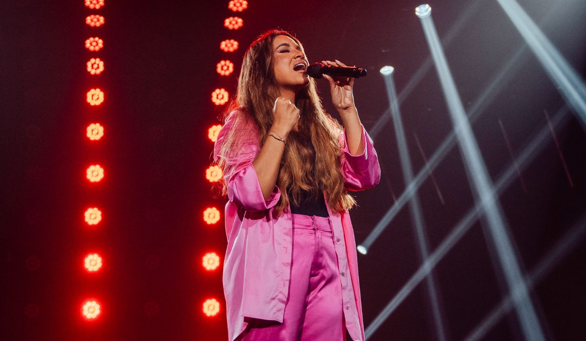 Sarah Beatriz canta "Tu És a Direção" que fala sobre a presença de Deus