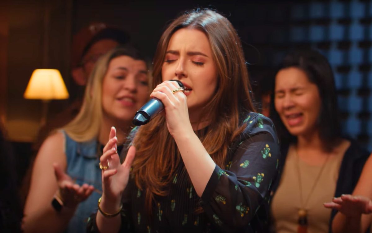 Esther Marcos abre novo projeto com o single: "Levanta"