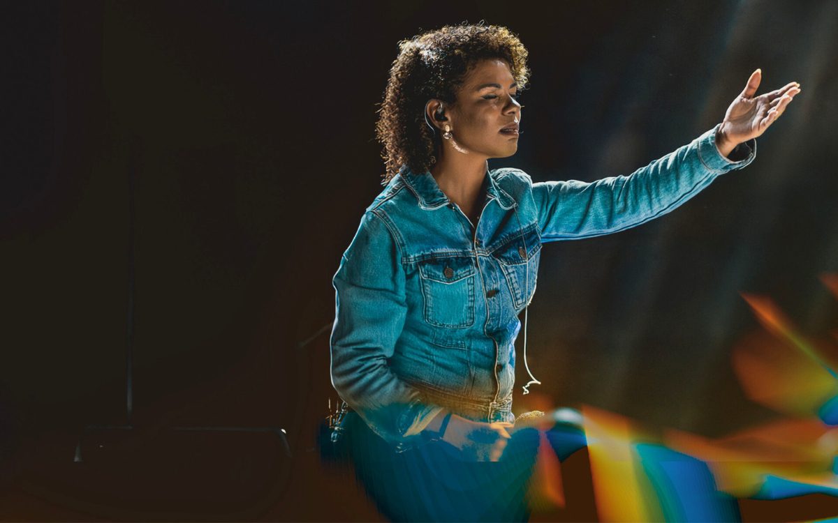 Nívea Soares relança "Santo", sucesso dos anos 2000