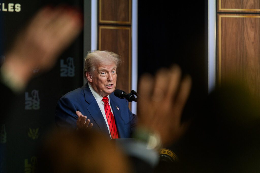 Trump ameaça cancelar licenças de TVs e rádios críticas