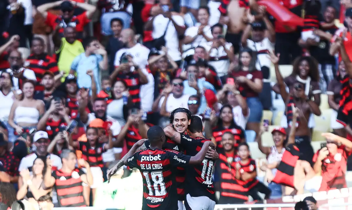 Flamengo faz 8 a 0 no Vitória e quebra recordes no Brasilei