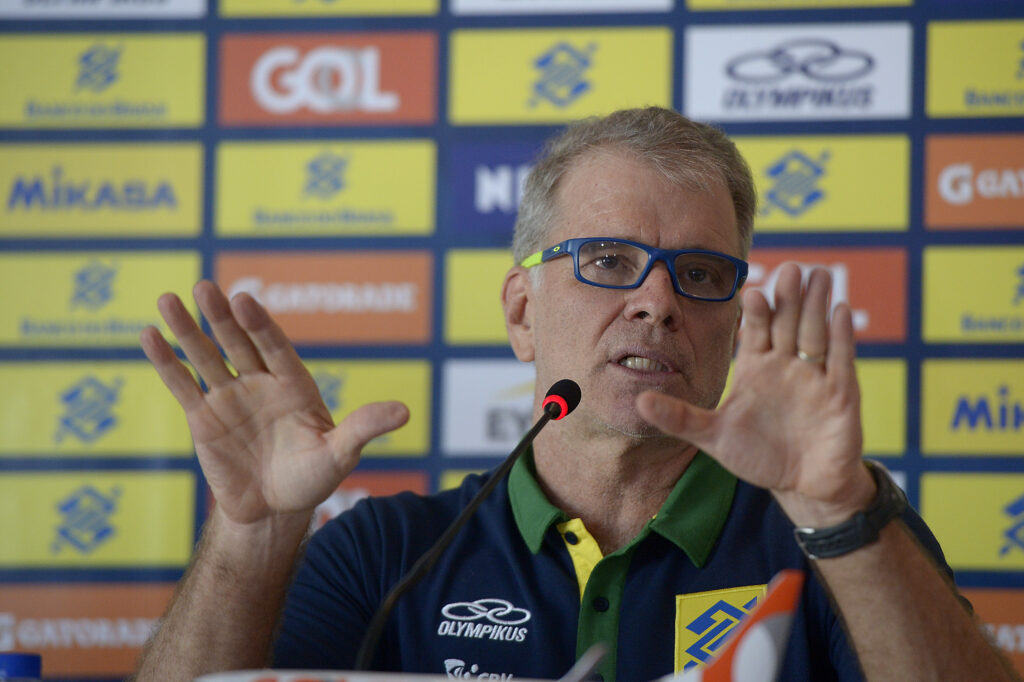 Bernardinho define convocados do Brasil para Mundial de Vôl
