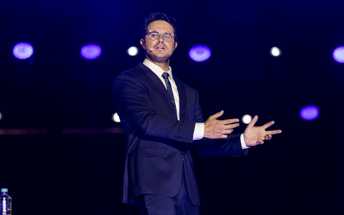 Deive Leonardo inaugura a nova sede de sua associação evangelística