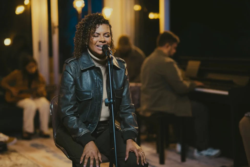 Nívea Soares lança novo álbum acústico