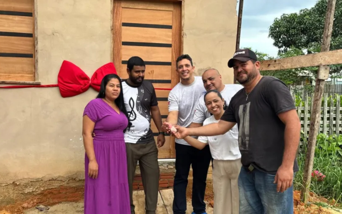 Igreja entrega casa nova a família em vulnerabilidade
